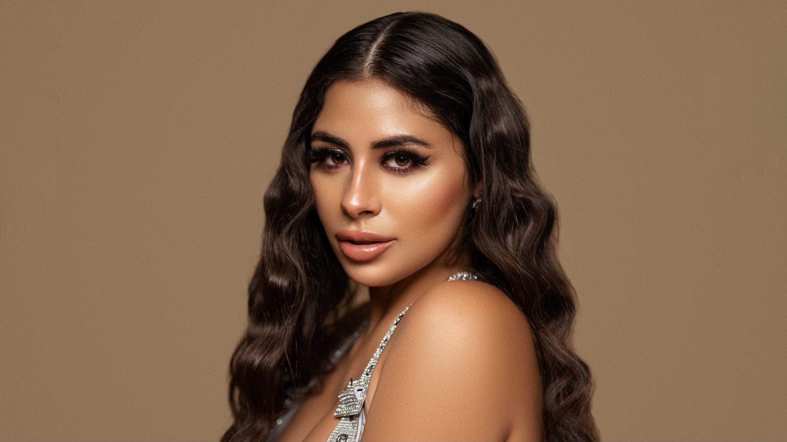 Alus Is Snatching Wigs with Her Latest Single - OUT FRONT