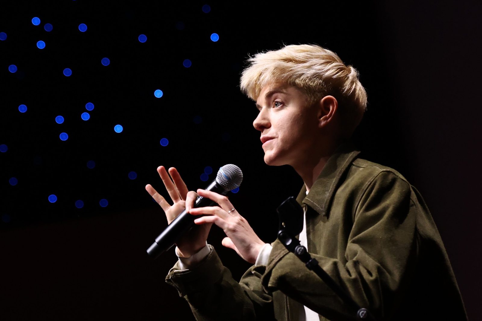 Queer Comedian Mae Martin Talks Netflix Comedy Special ‘SAP’